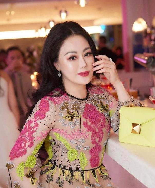 "Hong Kong's No. 1 Demon Girl"! Draining two billionaires, dating 5 ...