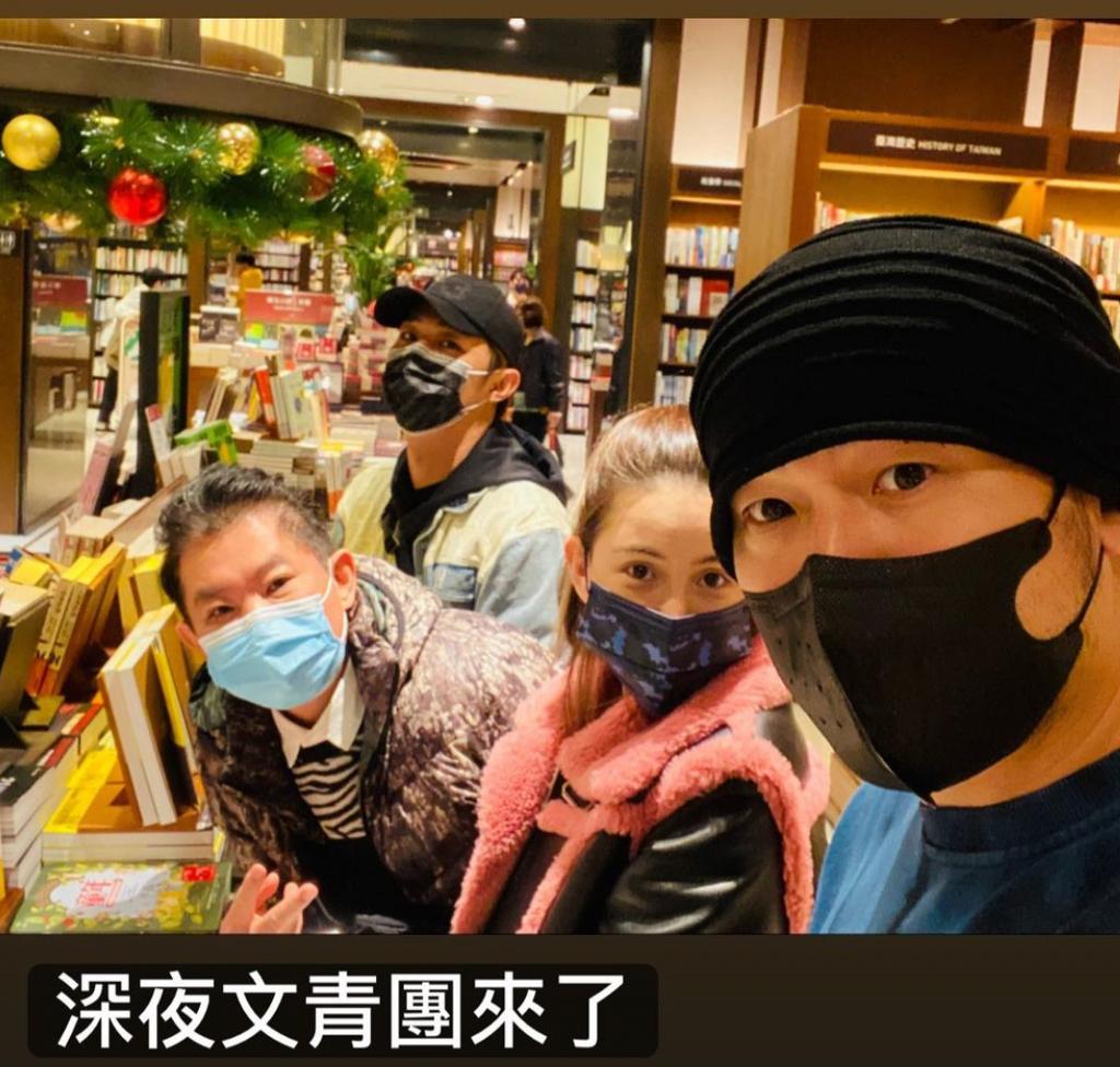 Jay Chou goes shopping with his wife!Carrying two big bags of children ...