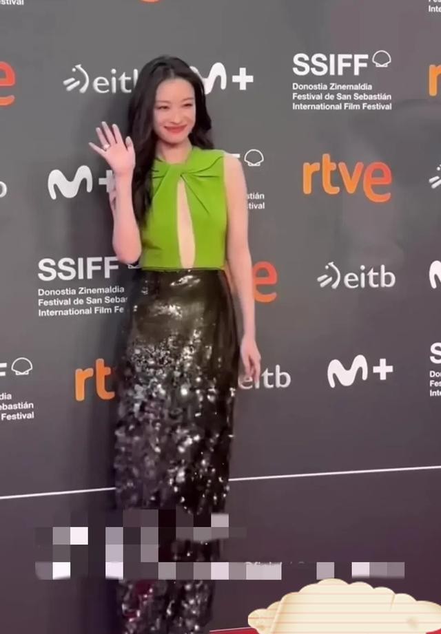 Ni Ni attended the International Film Festival and walked the red ...