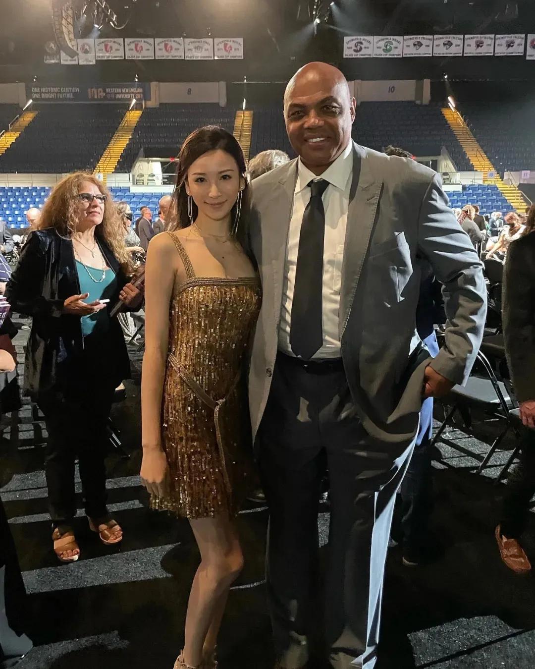 Chinese female anchor Jin Shidi - iNEWS