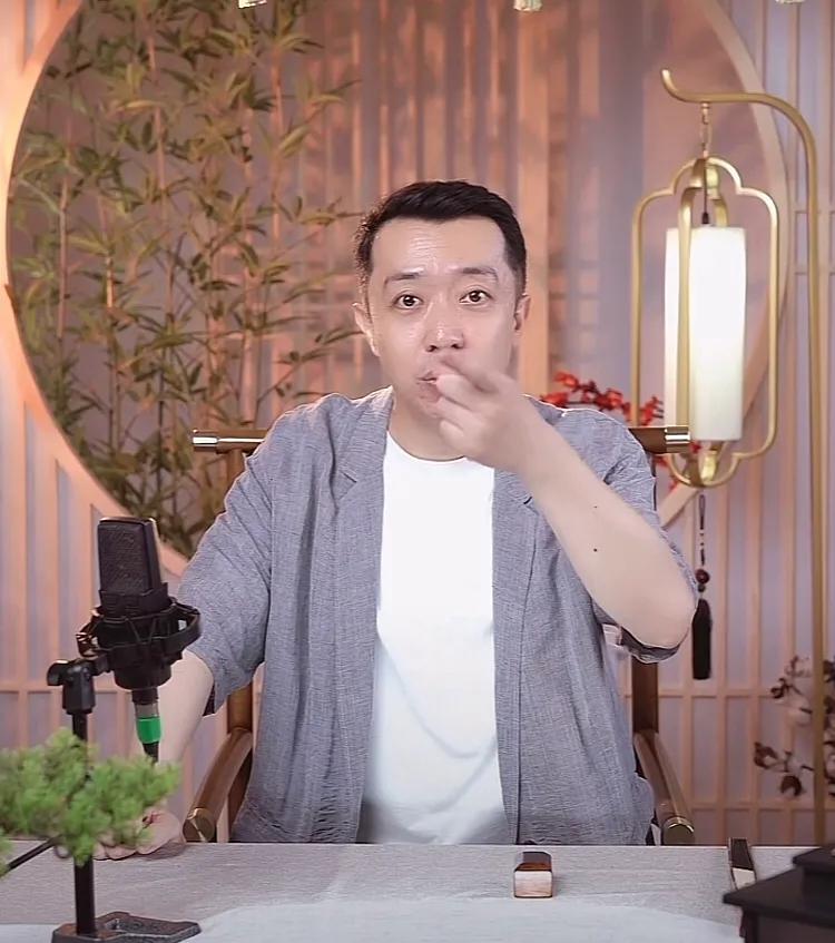 It's lively! Famous cross talker Li Jing made her live broadcast debut ...