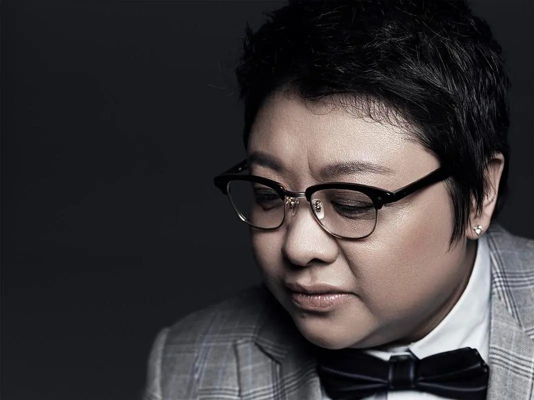 Han Hong does charity work and sold her house. We owe her a concert ...