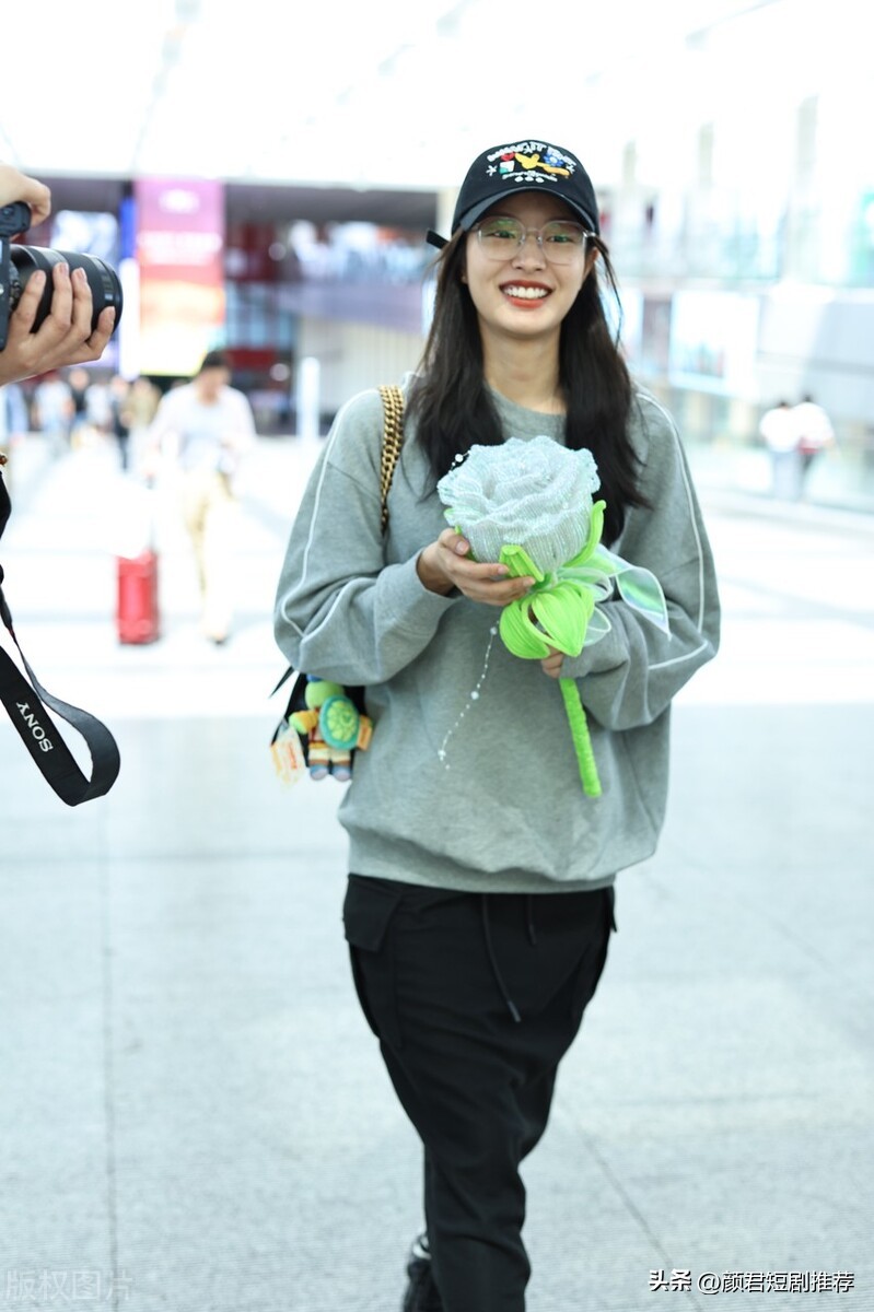 Xu Ruohan appeared at Beijing Airport with a bright and generous smile ...