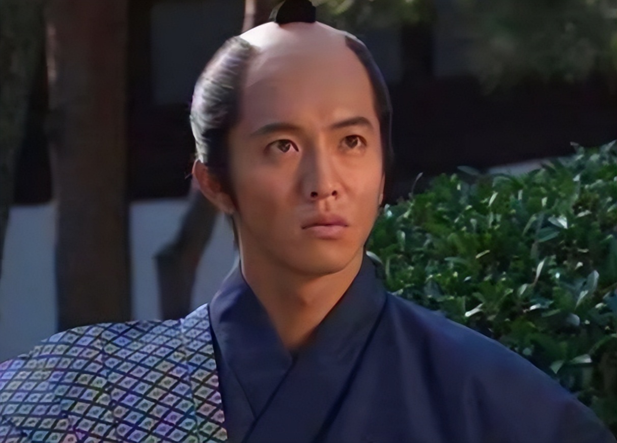 Why did ancient Japanese men shave the hair in the middle of their ...