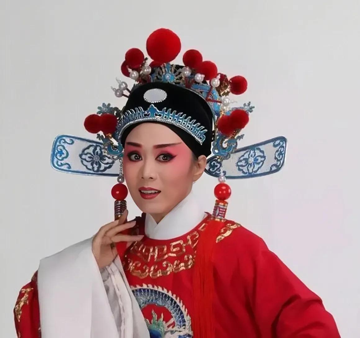 61-year-old Wu Qiong and her 15-year-old husband went back to their hometown to worship their ...