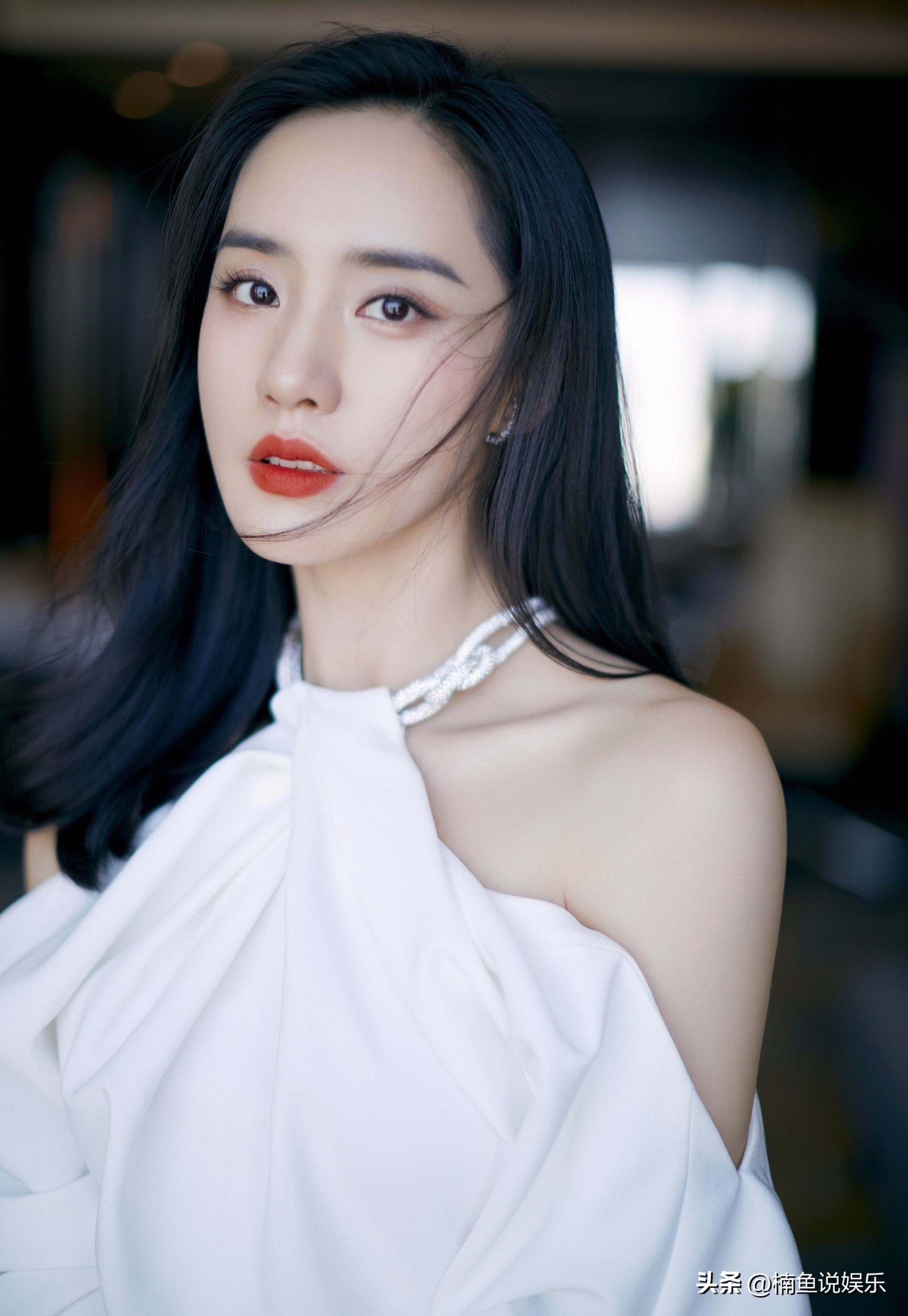 "Qiu Ya" has a hot figure, showing a graceful figure in a swimsuit, and ...
