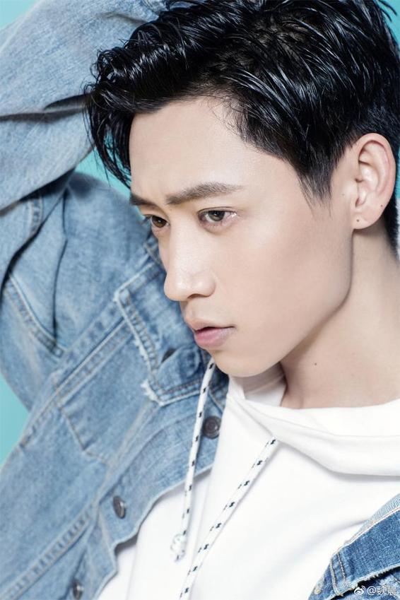 Wei Chen of Sichuan Conservatory of Music wears handsome clothes ...