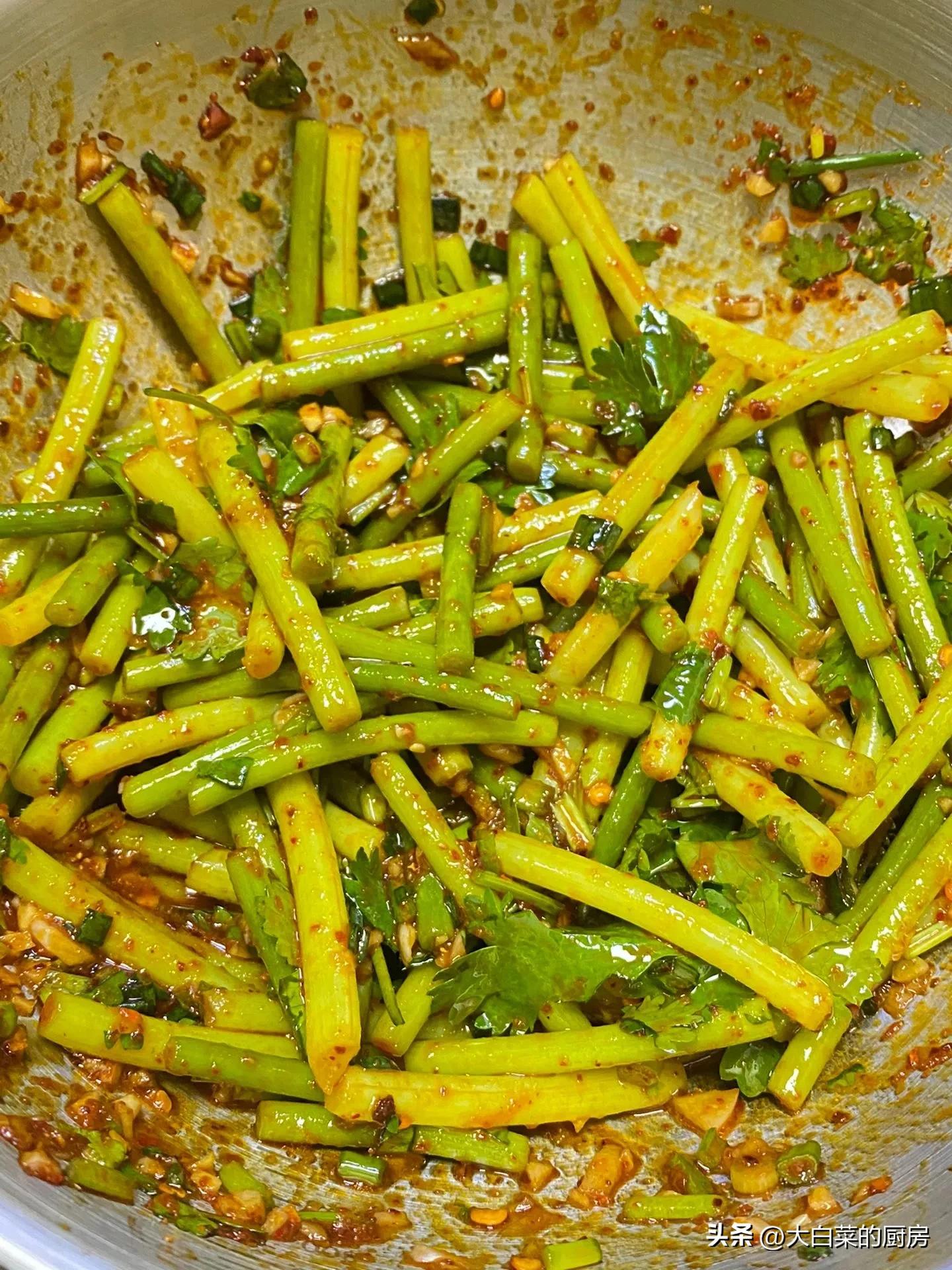 Cold garlic moss is the best way to eat garlic moss in my opinion. It's ...