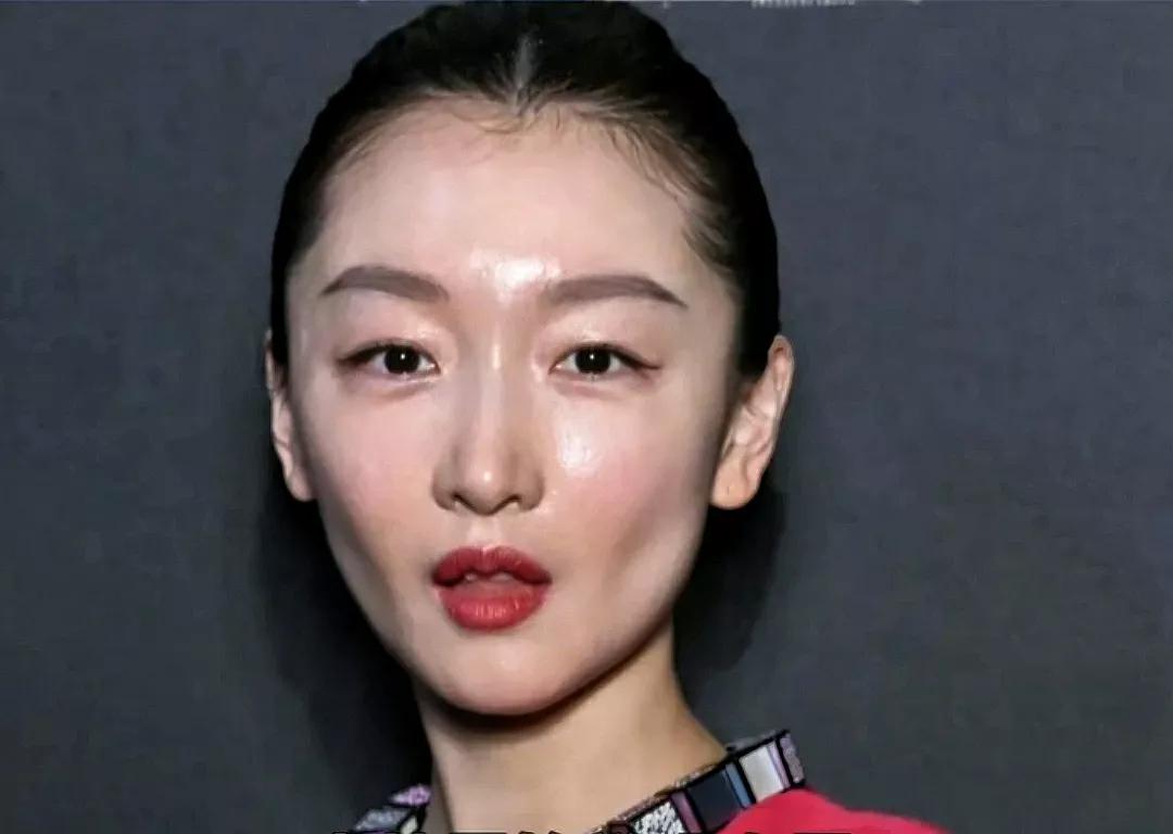 The 31-year-old Zhou Dongyu's expression and temperament began to move closer to Gong Li, but ...