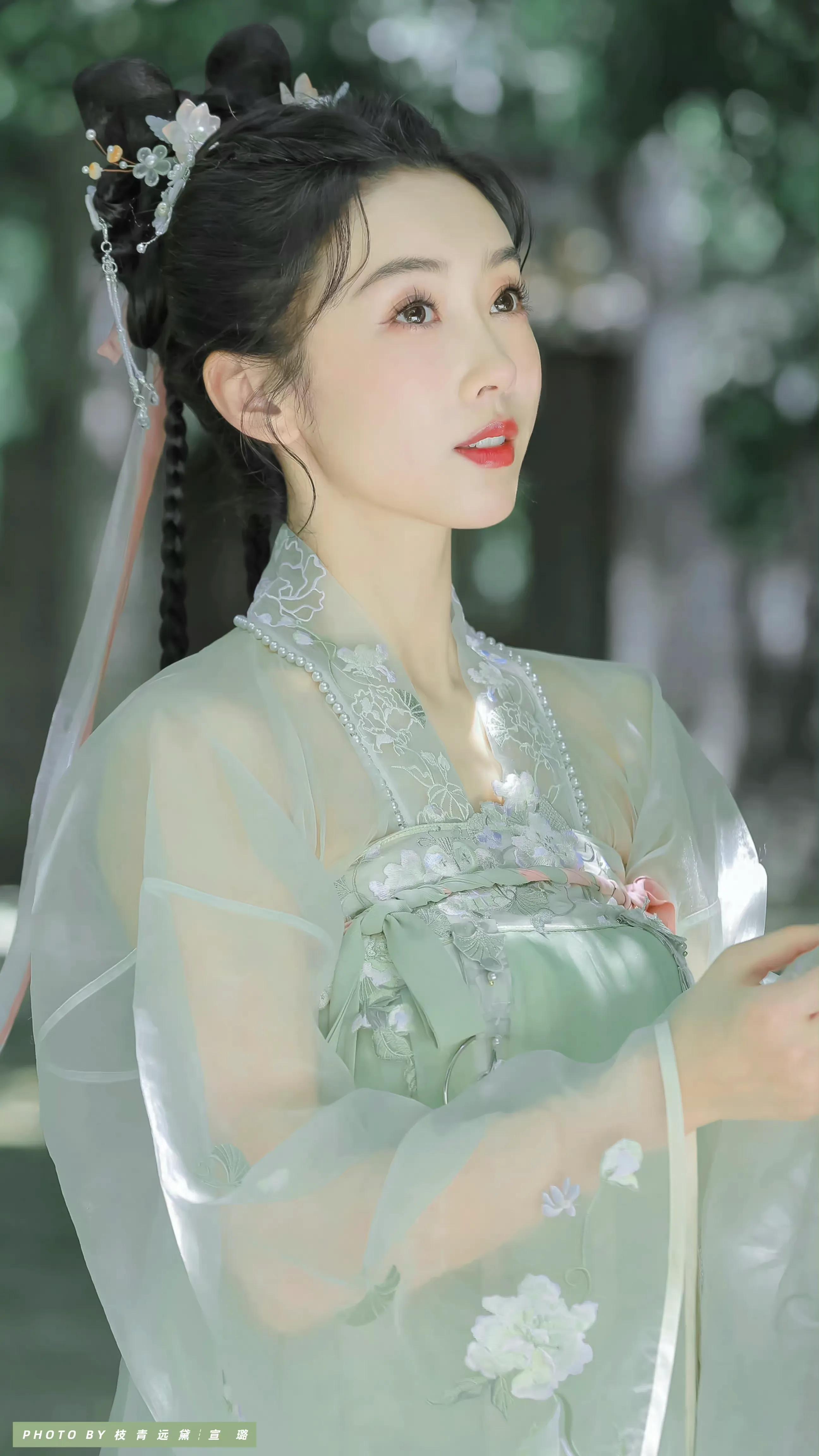 Xuan Lu's beautiful costume - iNEWS