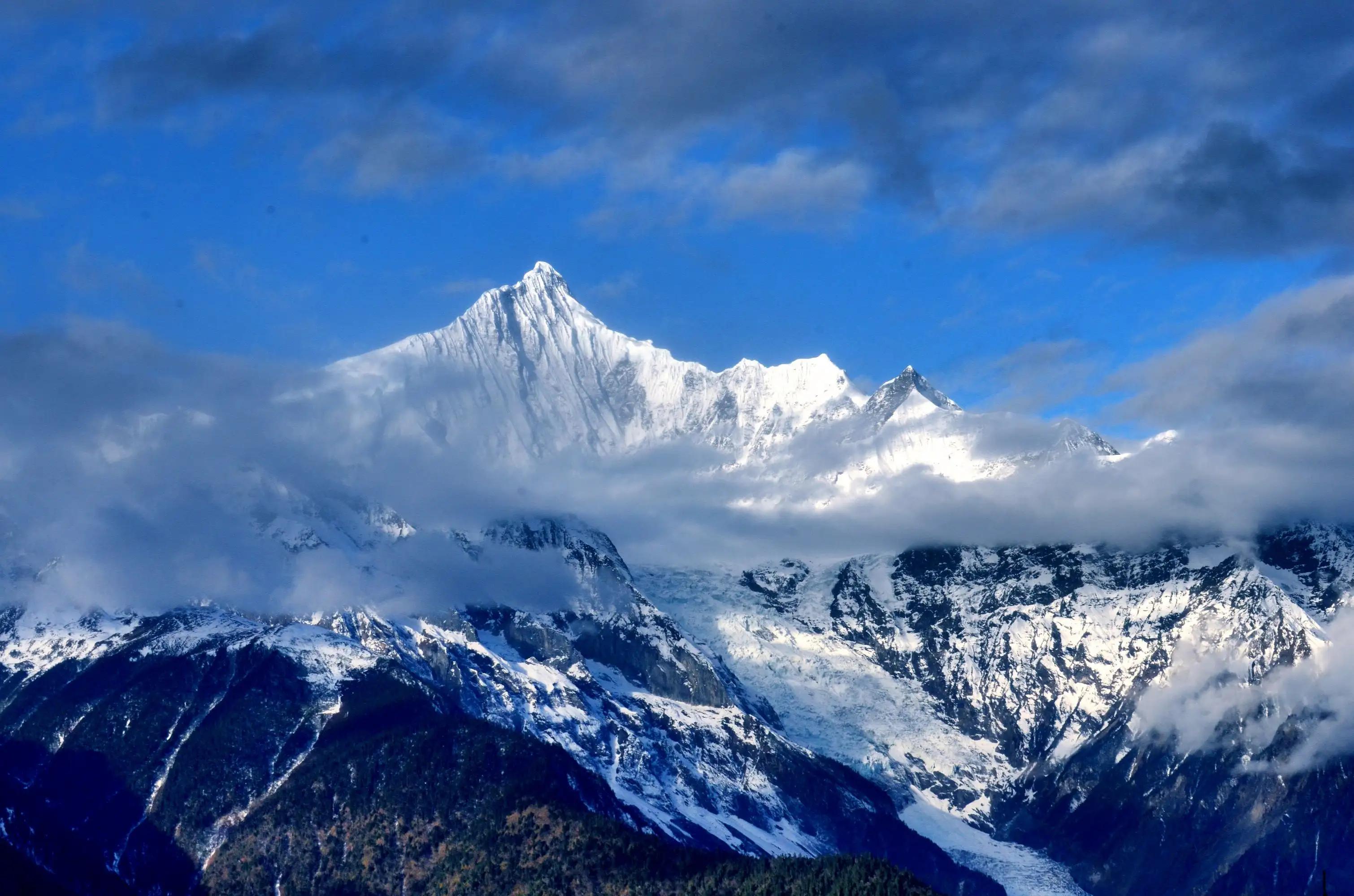 One of the top ten famous mountains in China - Meili Snow Mountain - iNEWS