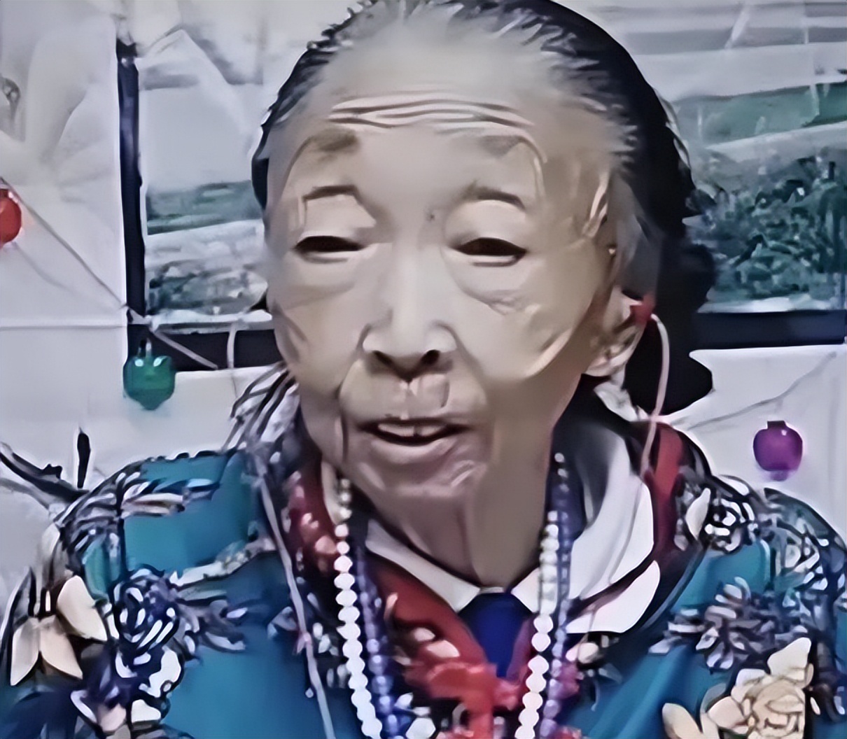 86-year-old Ma Yuqin went out to see flowers in spring, Li Yucheng ...