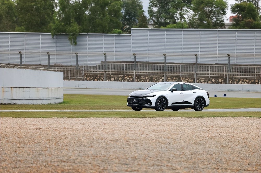 創新動感，皇冠 SportCross營造更為舒適的駕駛體 - 資訊咖