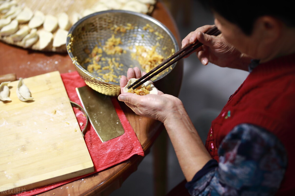 Do you use cold or boiling water to cook frozen dumplings? Teach you ...