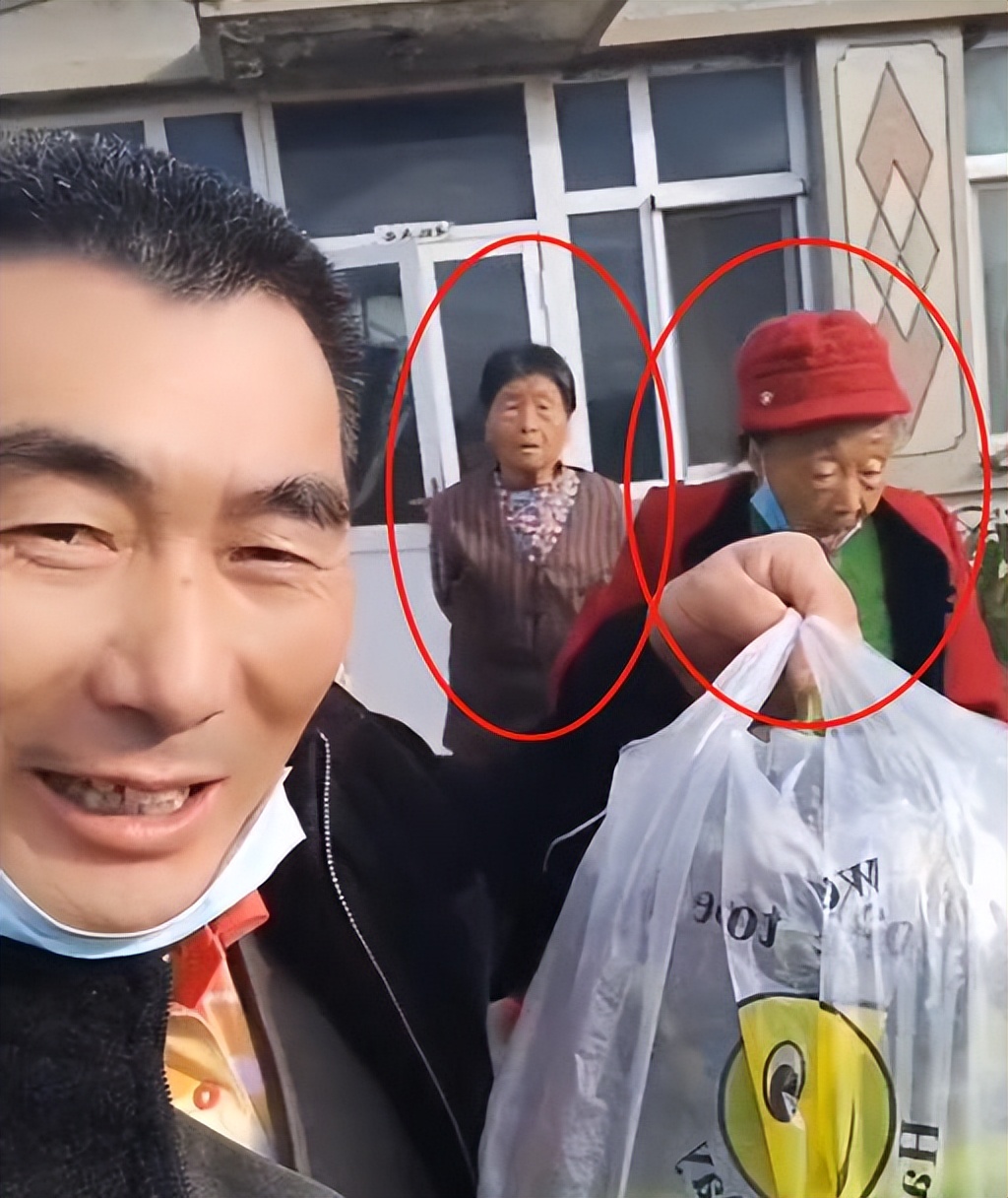 85-year-old Ma Yuqin accompanies her young husband to visit, she is ...