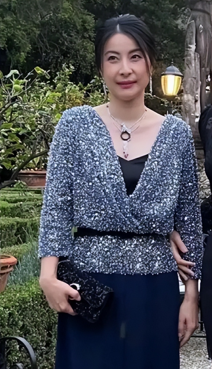 Guo Jingjing and Gong Li met abroad by chance, she has more jewelry ...