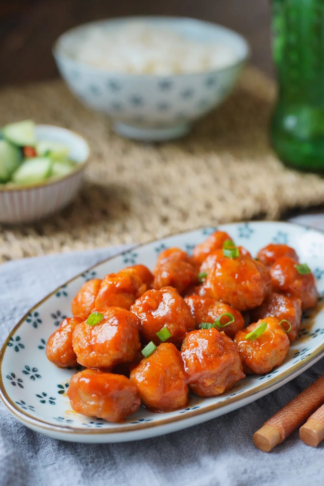 Shaped like a cherry, fresh and delicious, one bite, sweet and sour ...