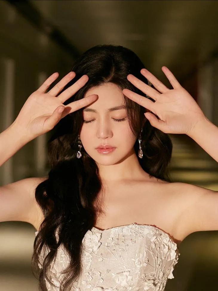 Chen Xiyan is full of fairy spirit, elegant and noble - iNEWS