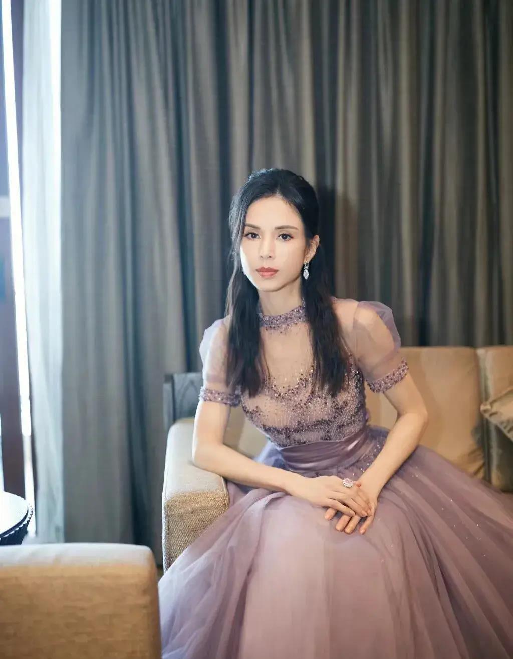 In 2011, Li Ruotong saw a familiar figure on a plane, and it turned out ...