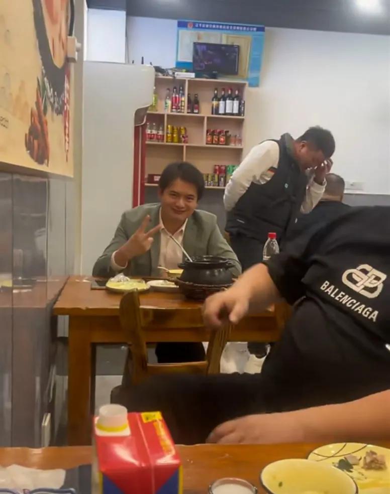 The Hangzhou man looks like Chow Yun-fat, which makes people exclaim ...