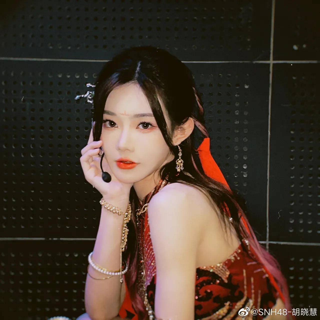 Hu Weihui shares how beautiful it is to wear a belly wrapped in flowers ...