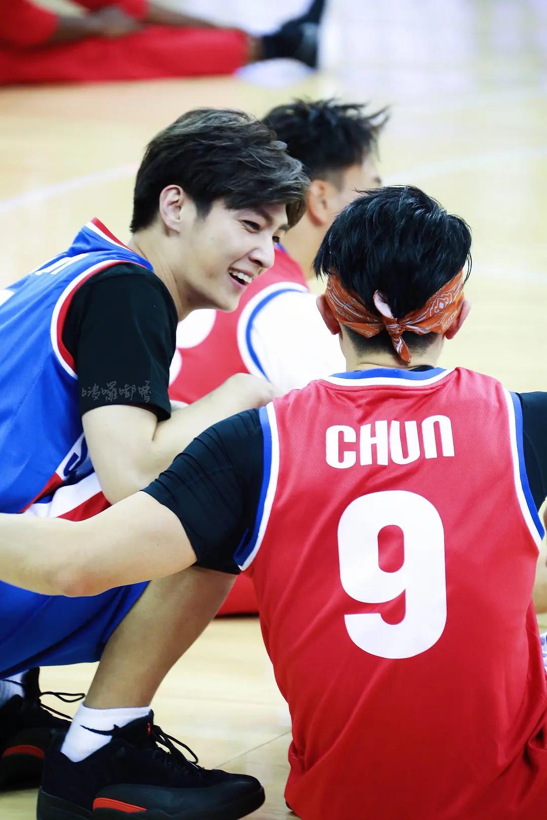 The photo of Aaron Yan and Brother Wu Zun playing basketball together ...