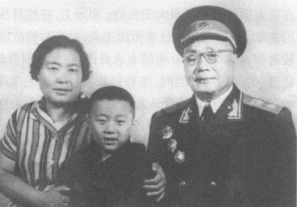 "Rare" 13 group photos of Marshal Liu Bocheng and his wife Wang Ronghua ...