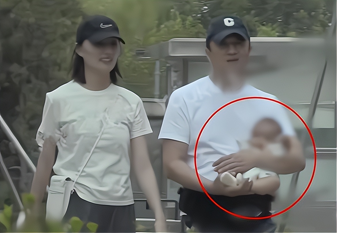 Li Yapeng took his wife and daughter for a walk. The 19-year-old wife ...