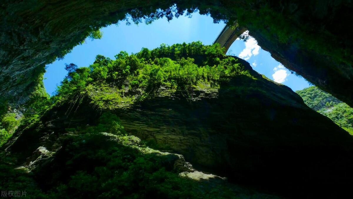 Explore and discover the mystery of the "Shouting Fog Cave" in western ...