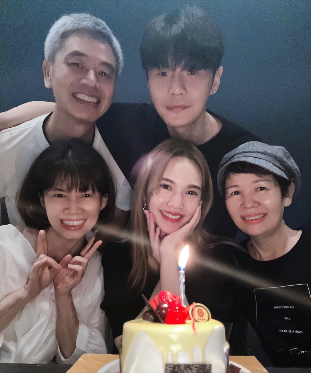 Rainie Yang and Li Ronghao show their affection, and Dolphin Sound ...