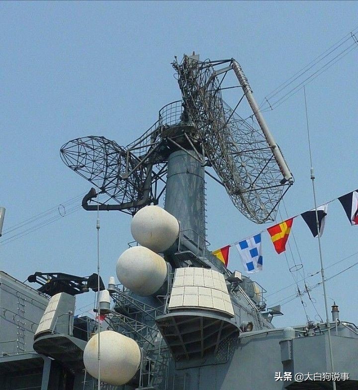 Flagship explosion!The 10,000-ton ship smashed into the front line of ...