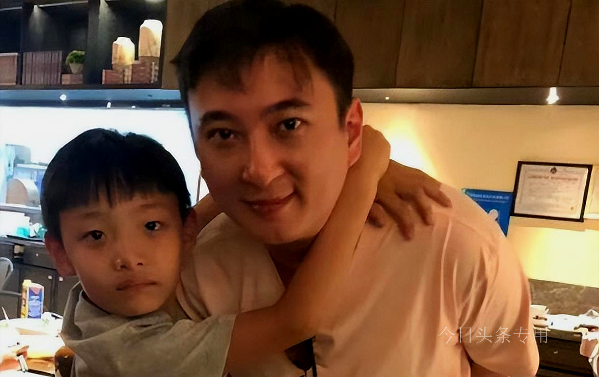 Happy to be a father? Wang Sicong puts the baby to sleep in his arms, and turns into a daddy ...
