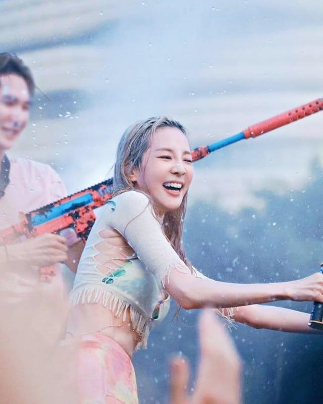 2NE1 Park Chun's ultra-low cut + face change is unrecognizable! Dara's ...