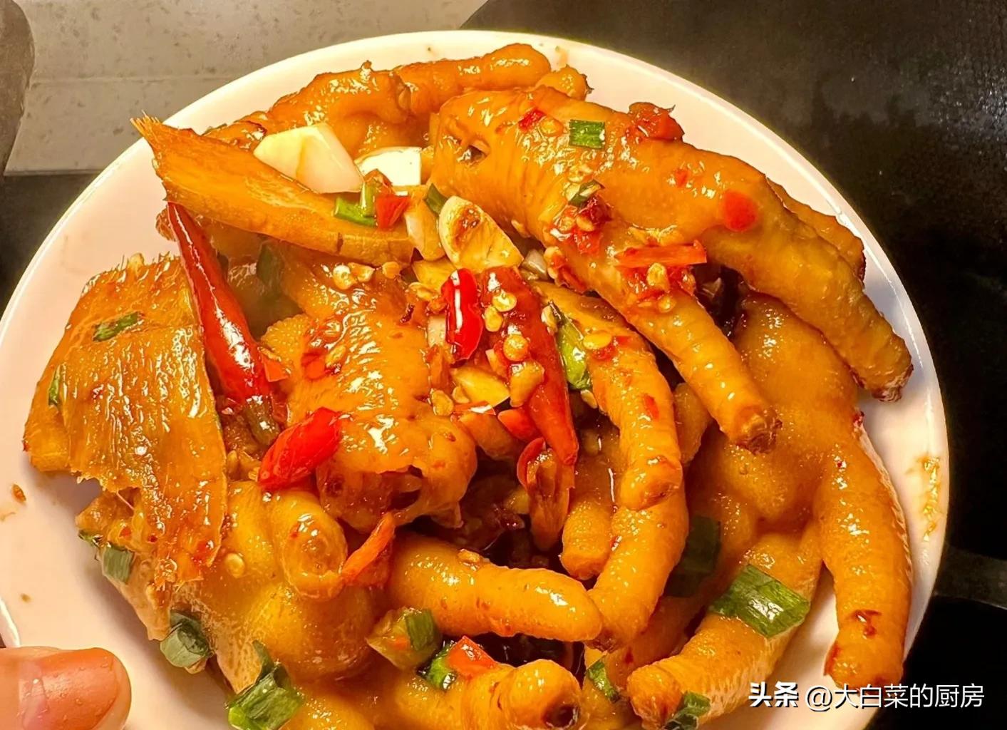 My dad is cooking again today! The arranged chicken feet are really ...