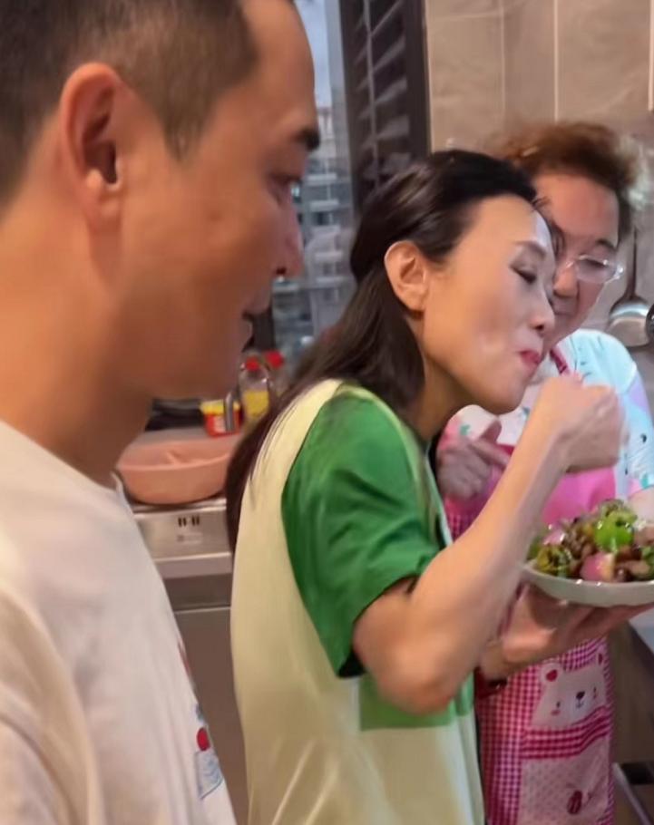 Wu Qiong's dinner with her 11-year-old mother-in-law sparked controversy! Grabbing vegetables ...