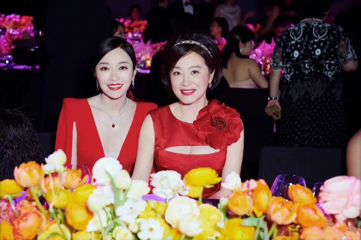 The two daughters took Lin Qingxia to take a group photo, but ...