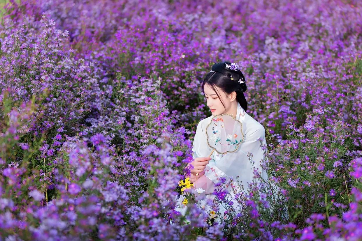 Collection of beautiful photos of singer Bian Li - iNEWS