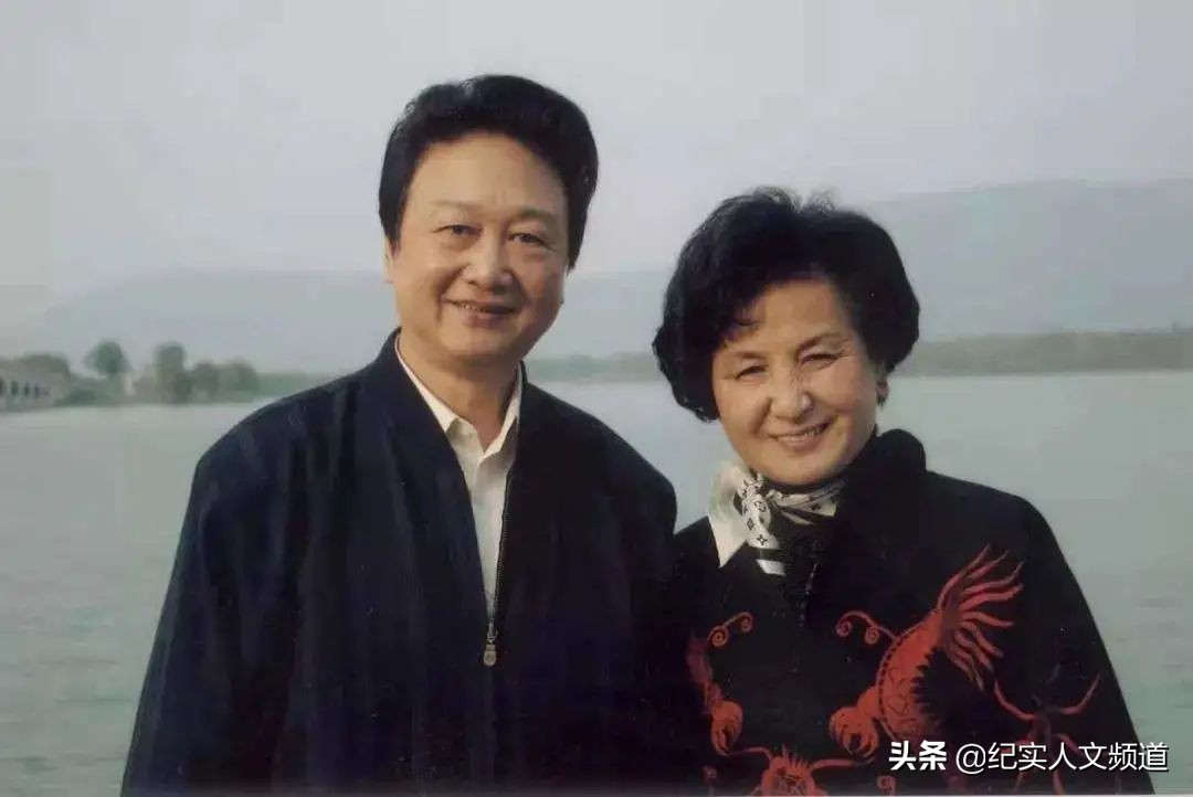 Holding the hand of the son and the son grow old together, continue to ...