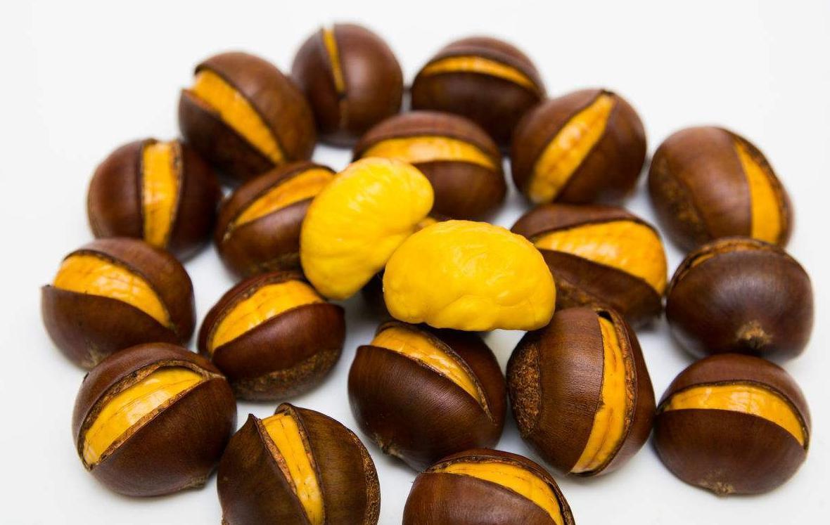 How to make chestnut braised pork?Learn this step, the entrance is soft ...