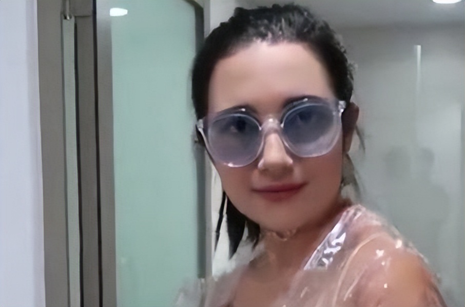 How progressive are French women? Women wear plastic clothes to go out ...