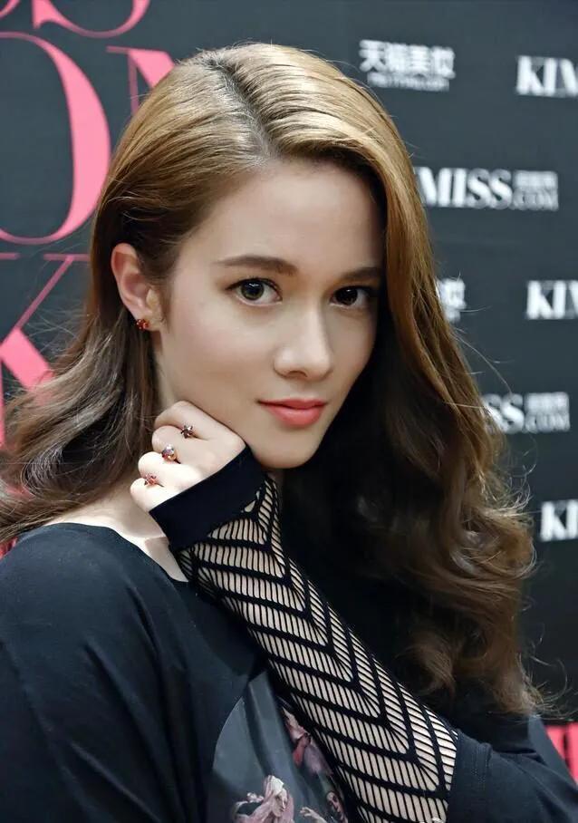 Xu Jiawen, a mixed-race actress who starred in the movie "Wolf Warrior", was abandoned by Wu ...