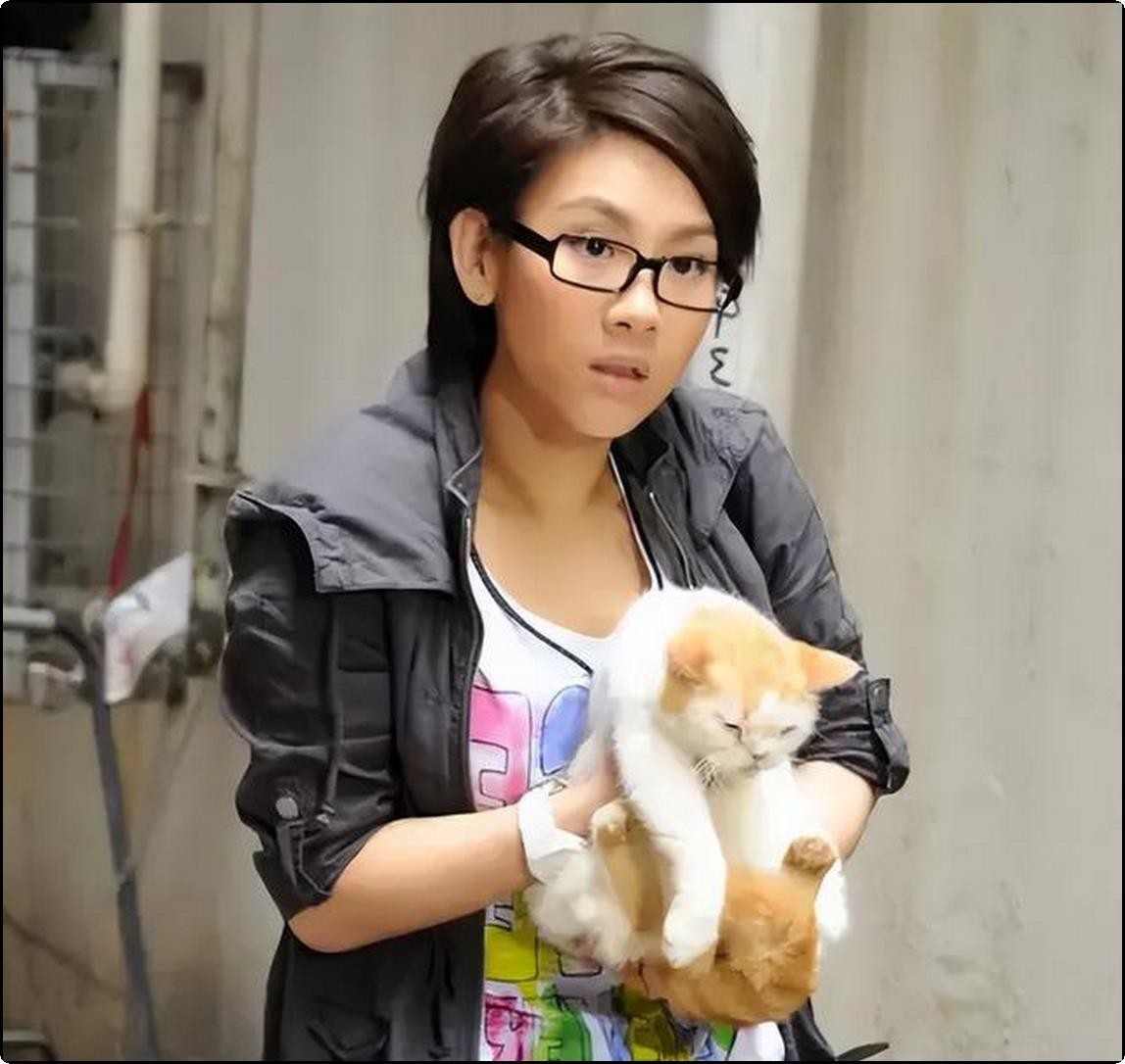 Zheng Xinyi made her first appearance after three months of disappearance. Since she played the ...