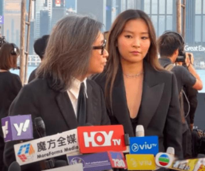 Wu Junru's 17-year-old daughter officially debuted! With a sweet ...