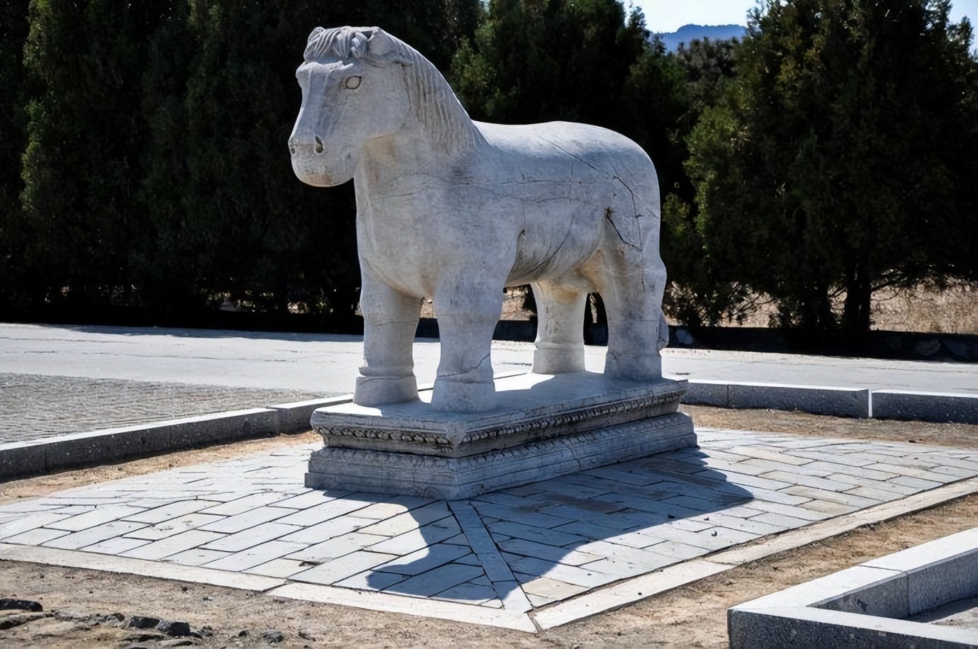 The stone statues of the most inaccessible imperial mausoleums are born ...