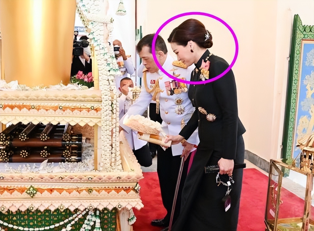 Suthida shines at the royal funeral, 10 cm high heels are thinner than ...