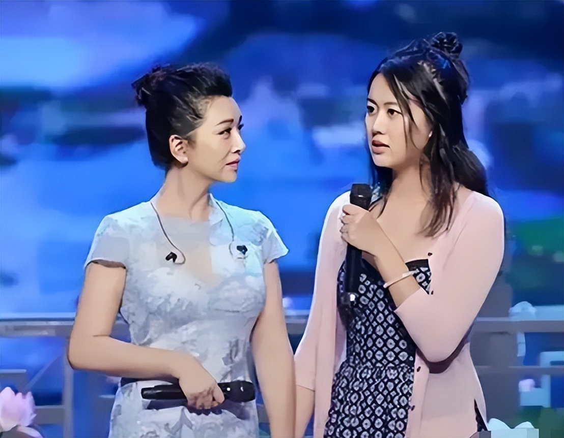 Jiang Shan and her daughter are in the same frame, wearing a tulle ...