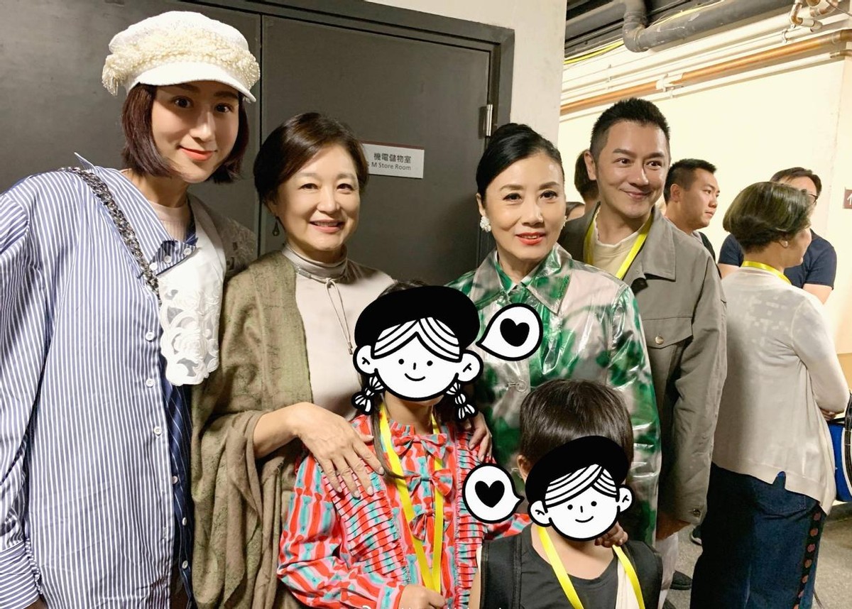 Lin Qingxia and Wang Mingquan are in the same frame, wearing a ...