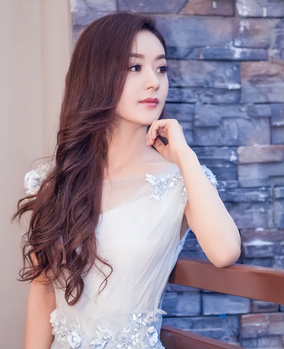 Lei Jiayin stepped on Zhao Liying's skirt and walked forward desperately! Netizen: too out of ...