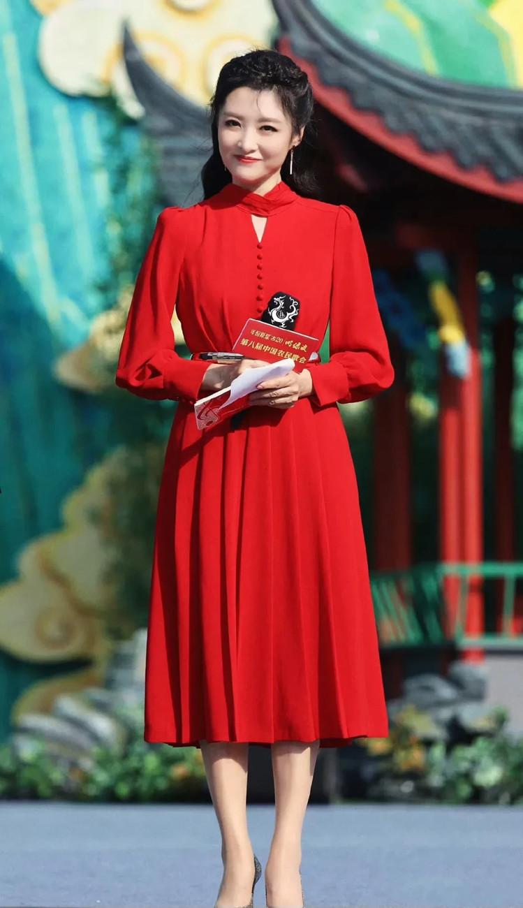 Zhou Tao makes a strong return to CCTV! Wearing white suits and braided ...