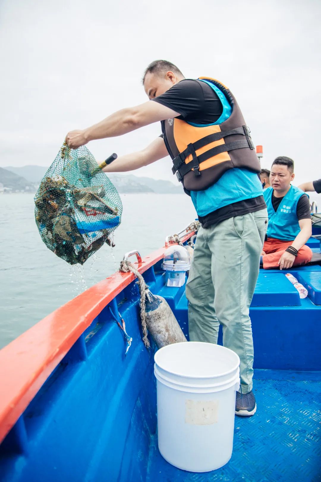 We went into the sea, picking up garbage on the world's longest seaside ...